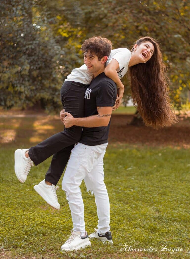 10 romantiche Pose Fotografiche di Coppia da fare con il partner