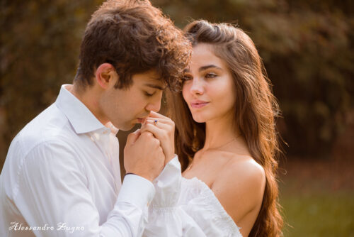10 romantiche Pose Fotografiche di Coppia da fare con il partner